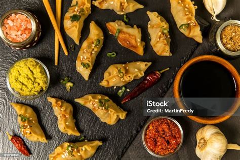 간장과 칠리를 곁들인 만두 교자 튀김 고기로 채워진 중국 만두 검은 색 배경에 간장 홈 메이드 고기 만두 0명에 대한 스톡 사진 및 기타 이미지 Istock