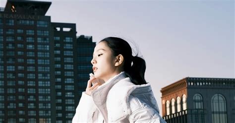 지수 파격 노출 직각 어깨 드러난 여성美