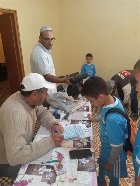 في اطار أنشطتها الرياضية وبدعم من أحد الغيورين على مصلحة الناشئة وزعت