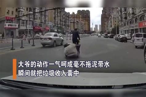 大爷骑车在路上正常行驶，突然一个垃圾从天而降，大爷徒手接住一气呵成毫不拖泥带水大爷垃圾
