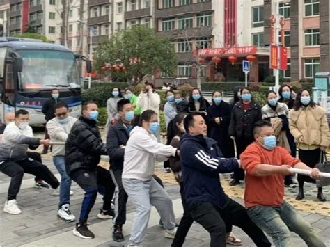 众人拾柴火焰高 拔河比赛获佳绩
