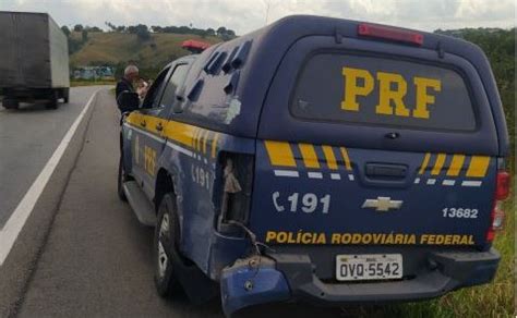 Caminhoneiro bêbado colide viatura da PRF e acaba preso na BR 101