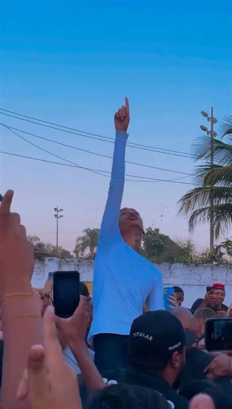 Rapper Oruam Deixa Prisão No Rio De Janeiro E é Recebido Por Fãs Veja