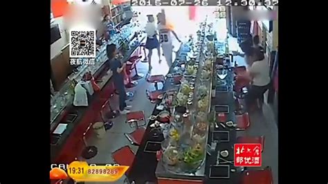 实拍：女子餐厅撒泼 用四锅热火锅汤泼孕妇和其家人 Youtube
