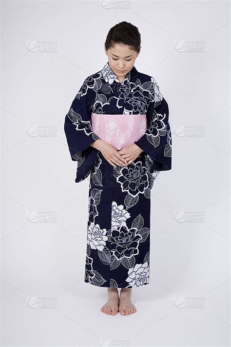 日本女孩用传统的方式打招呼