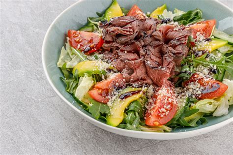 돌 배경에 로스트 비프 아보카도 토마토를 곁들인 샐러드 스튜디오 음식 사진 4 0명에 대한 스톡 사진 및 기타 이미지 0명