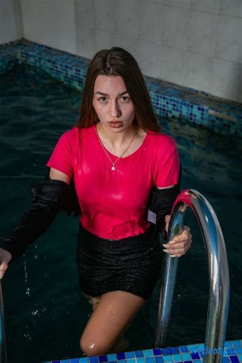 Wetlook Girl In Pantyhose Gets Wet In Pool R Fetishonline