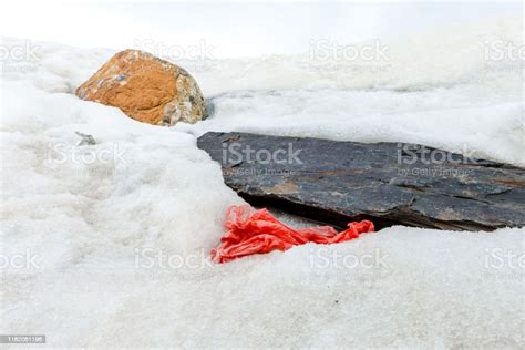 눈 덮인 산에 흩어져 있는 쓰레기 지구를 구하고 과잉 쓰레기를 재활용합시다 0명에 대한 스톡 사진 및 기타 이미지 0명