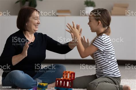 행복한 성숙한 할머니 와 작은 손녀 재생 재미있는 게임 함께 2명에 대한 스톡 사진 및 기타 이미지 2명 50 59세 6