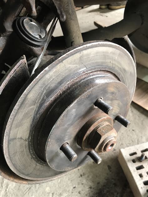 Замена поршня заднего суппорта и колодок — Ford Sierra, 2 л, 1992 года ...