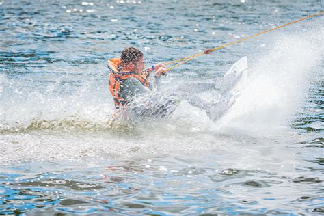 남자는 호수에서 수상 스키 리프트에 서핑 보드 슬라이드의 시작을 연습 하 고 있다 가리기에 대한 스톡 사진 및 기타 이미지 가리기 곡예 활동 공연 Istock