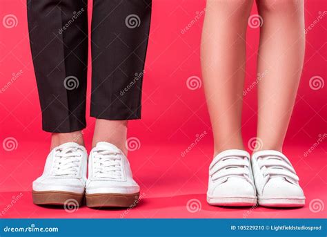 Madre E Hija Que Se Colocan En Gumshoes Y Zapatillas De Deporte Foto De Archivo Imagen De