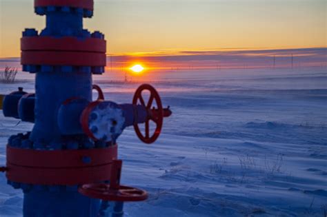 석유 가스 산업 그룹 웰 헤드 및 밸브 뼈대 고압의 가스 우물 가스 생산 공정 가솔린에 대한 스톡 사진 및 기타 이미지 가솔린 건축물 경제 Istock