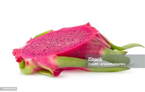 고립 된 드래곤 프루츠 흰색 배경에 분리 된 빨간 피타하야 과일의 절반은 클리핑 경로와 0명에 대한 스톡 사진 및 기타 이미지