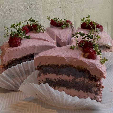 크루얼티프리 비건 베이크샵 피봇 4월 29일 화요일 라인업 And 픽업 예약 100 카카오가 들어가는 통밀 초코 시트와 새콤 달콤한 라즈베리 크림의 만남 겨울 봄을