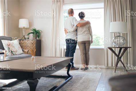 그들의 창에서 보기를 즐기는 성숙한 부부의 샷 노인에 대한 스톡 사진 및 기타 이미지 노인 등 창문 Istock
