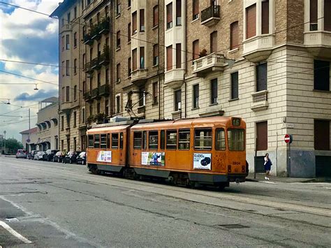 Feriti Nello Scontro Tra Due Auto E Un Tram A Torino Il Torinese