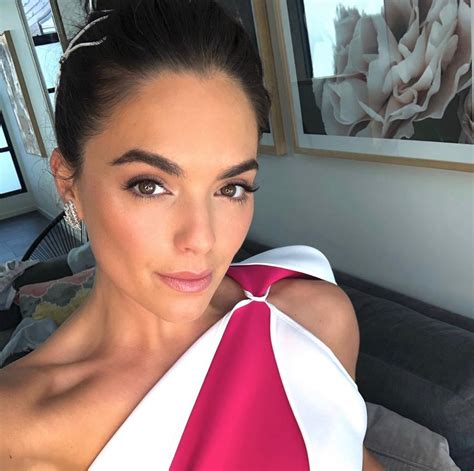 Olympia Valance Compare La Altura Peso Parámetros Del Cuerpo Con