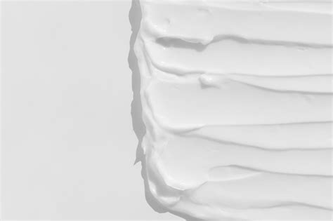 화이트 크림의 질감 화장품 배경입니다 흰색 바탕에 바디 케어 화장품의 얼룩 웰빙과 아름다움 개념 평면도 개념에 대한 스톡 사진