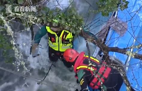 视频西班牙一辆大巴车从桥上坠入河中 已致6死2伤