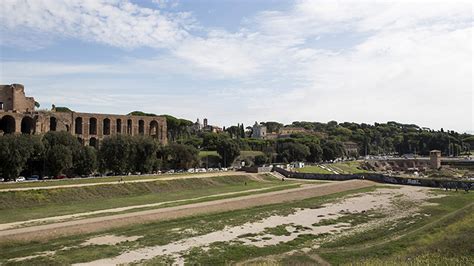 Incidente Al Circo Massimo Smart Tampona Auto E Finisce Nellarea