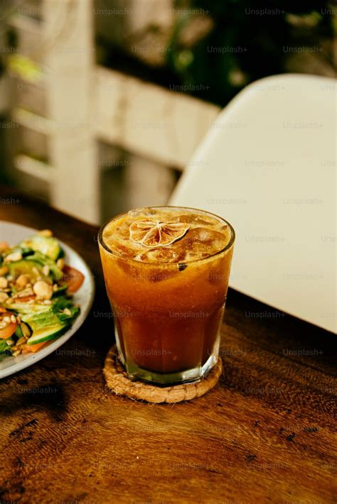 테이블에 맥주 한 잔 사진 Unsplash의 믹솔로지 이미지