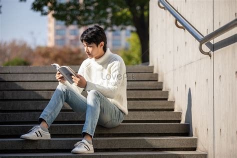 읽는 계단에 앉아 젊은 남성 사진 무료 다운로드 Lovepik