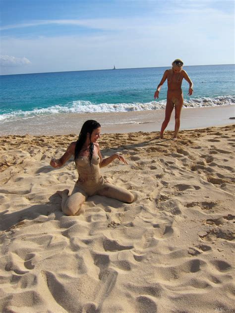 Blonde Lesbian Bibi Noel Her Slutty GFs Fool Around While Naked At The Beach CoedCherry