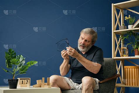 蓄着胡子的老年痴呆症患者
