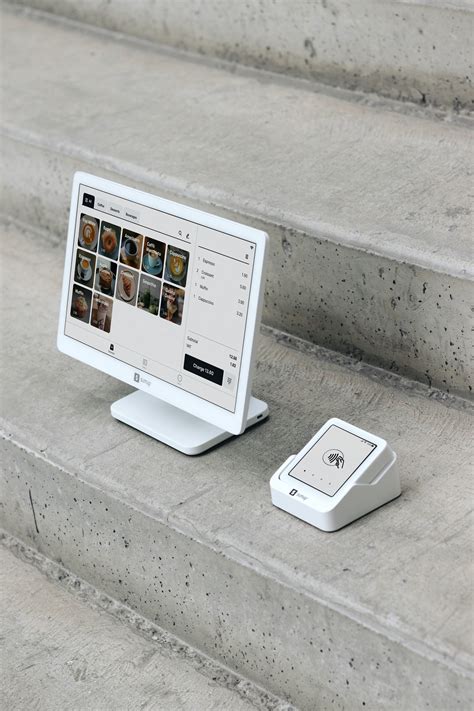 계단 위에 놓인 컴퓨터 모니터 사진 Unsplash의 무료 컴퓨터 이미지