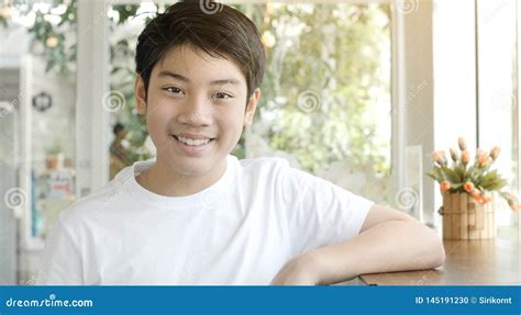 Портрет азиатского усмехаясь предназначенного для подростков мальчика Средняя съемка красивого