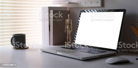 밝은 거실의 흰색 테이블에 빈 화면 책 커피 컵 연필꽂이가 있는 컴퓨터 노트북 0명에 대한 스톡 사진 및 기타 이미지 0명