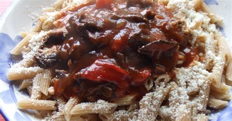 Macarrones Con Salsa De Tomate Casera Con Hongos Secos Y Pimiento Asado