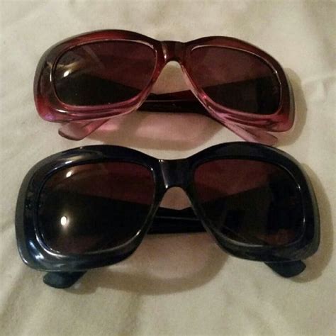 🚫sold🛇2 Pair Gap Sunglasses