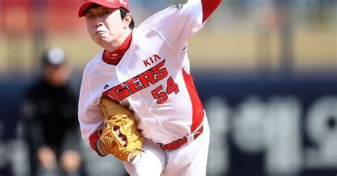 사진 안경 벗은 양현종승리를 위해