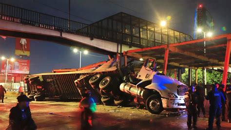 Tráiler vuelca en Circuito Interior y choca contra malla del Metro Grupo Milenio