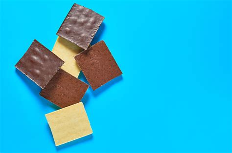 반쪽의 힙 다양한 전체 다공성 초콜릿 바는 부엌에 파란색 테이블에 놓여있다 텍스트의 공백입니다 맨 위 보기 3가지 개체에 대한 스톡 사진 및 기타 이미지 Istock