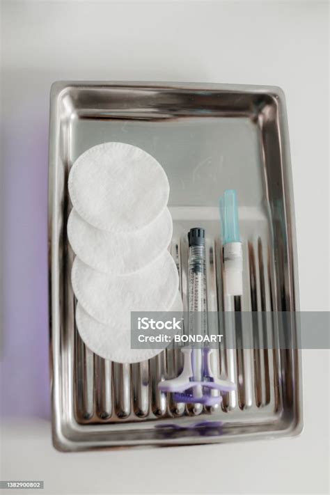 화장품 의료 기기 약물 및 일회용 주사기 의 주입을위한 백신 전문 미용사 개념 0명에 대한 스톡 사진 및 기타 이미지 0명 건강관리와 의술 과학 Istock