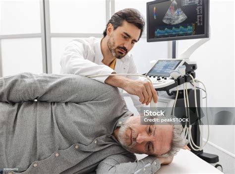 초음파 검사자는 초음파 변환기를 환자의 머리 관자놀이에 배치하여 노인의 뇌를 검사합니다 초음파에 대한 스톡 사진 및 기타 이미지 초음파 2명 30 34세 Istock