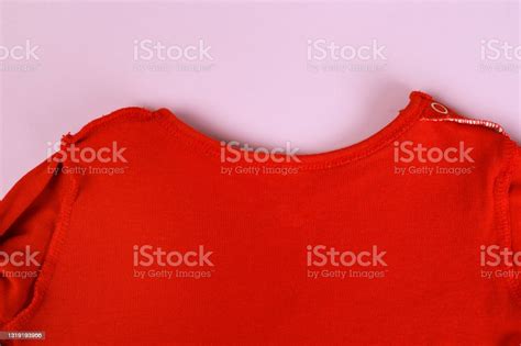 아기 옷 섬유 배경에 빈 옷 라벨의 클로즈업 빈 옷 라벨 모형 T 셔츠에 대한 스톡 사진 및 기타 이미지 T 셔츠 꿰매기