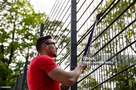 젊은 성인 남자 는 자연에서 피트 니스 공원에서 피트 니스를 하 고 밖으로 작동 20 29세에 대한 스톡 사진 및 기타 이미지 20 29세 30 39세