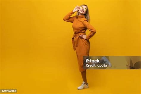 노란색 배경 에 고립 된 재미와 춤을 입고 드레스를 입고 쾌활한 아름다운 소녀의 전체 길이 초상화 귀여운에 대한 스톡 사진 및