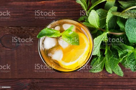 木製の背景にミントとレモンのお茶を氷します平面図です食品の背景 かんきつ類のストックフォトや画像を多数ご用意 かんきつ類