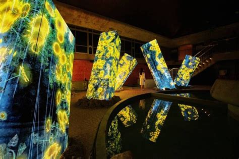 Instalación artística de luces en una antigua casa de baño japonesa
