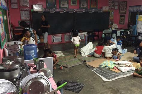 Mga Residente Ng Coastal Barangays Sa Ilang Bayan Sa Cebu Lumikas Na