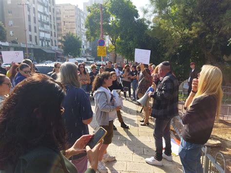 הפוגעים החוצה הורים הפגינו בעקבות החשד להתעללות בבן 12 עם אוטיזם