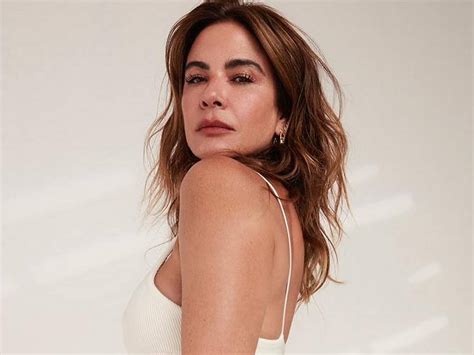 Luciana Gimenez posa de biquíni nas Maldivas e corpaço impressiona