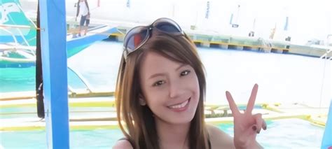 周杰伦前女友官宣离婚，暖心回复网友被夸，昆凌素颜现身日本潇洒腾讯新闻