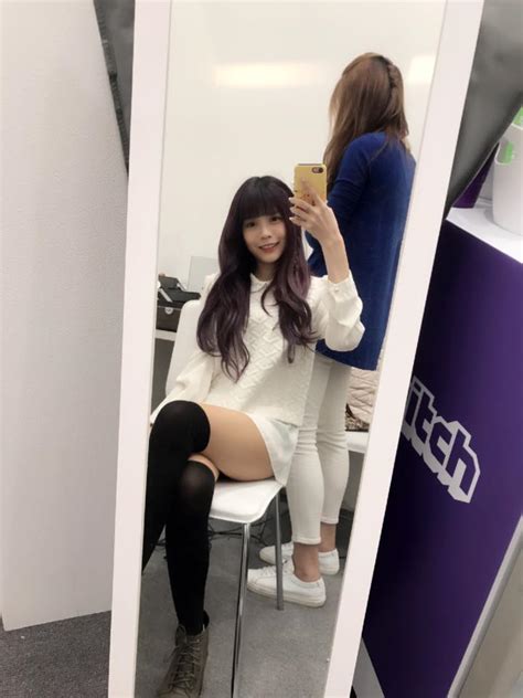 眼鏡行拍到白皙長腿正妹在自拍 原來是實況主播瑀熙yuci Peekme