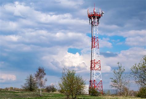 4g 및 5g 셀룰러의 통신 타워 매크로 기지국 무선 모듈과 스마트 안테나가 장착된 5g 무선 네트워크 통신 장비가 하늘 배경에